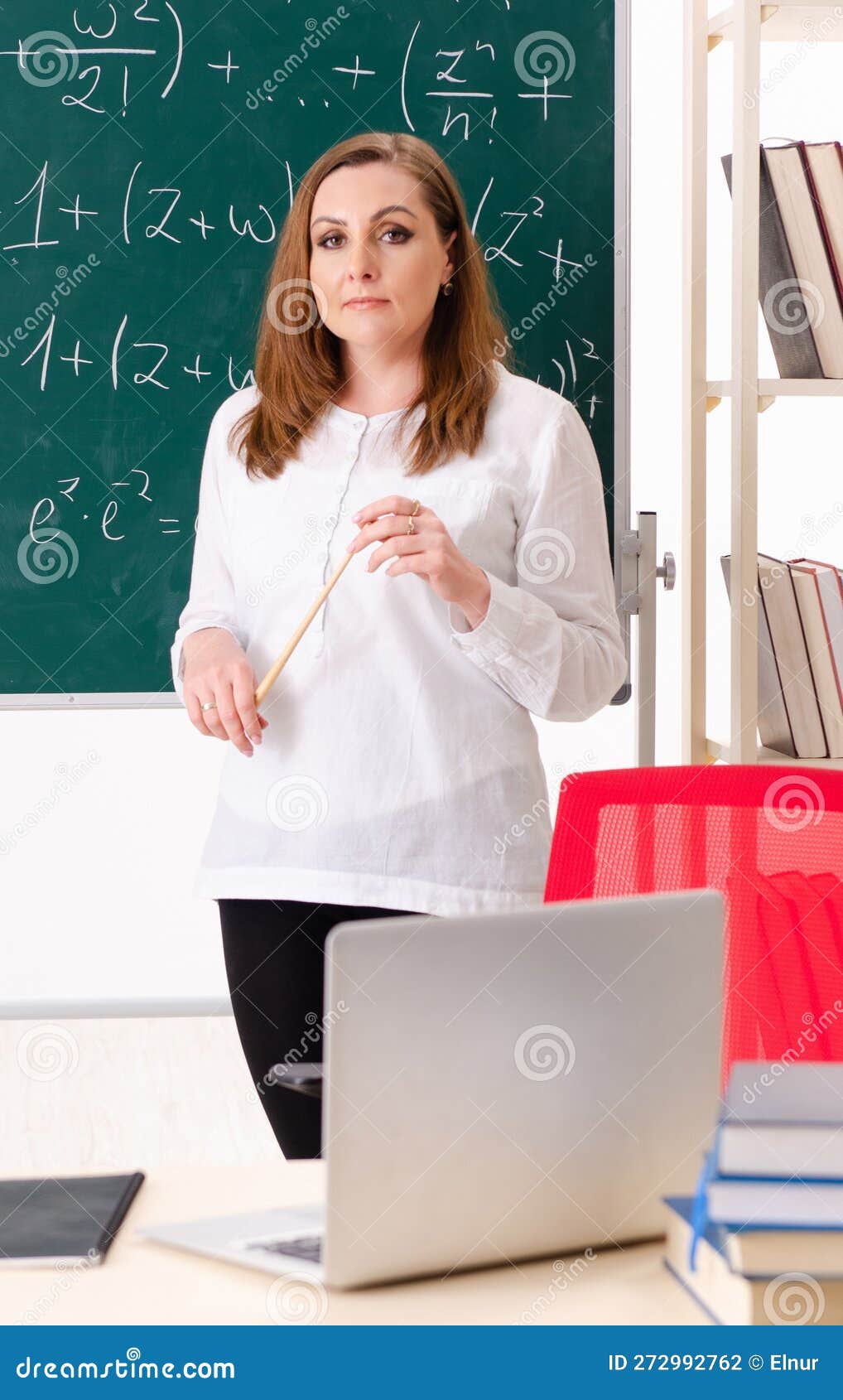 Profesora De Matemáticas En El Aula Foto de archivo - Imagen de ...