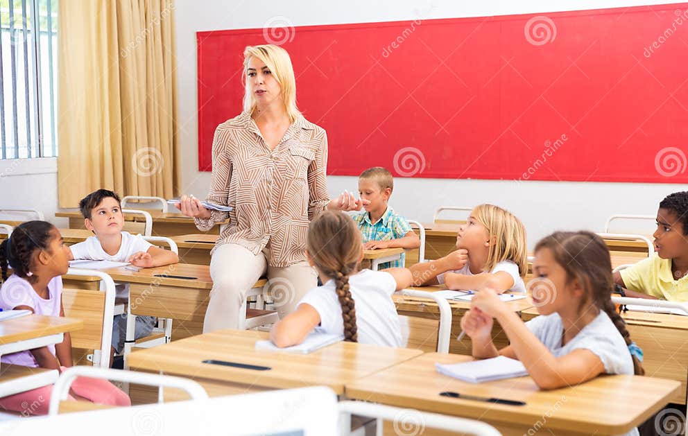 Profesora De Sexo Femenino Hablando Con Sus Alumnos En Clase Imagen De Archivo Imagen De Curso