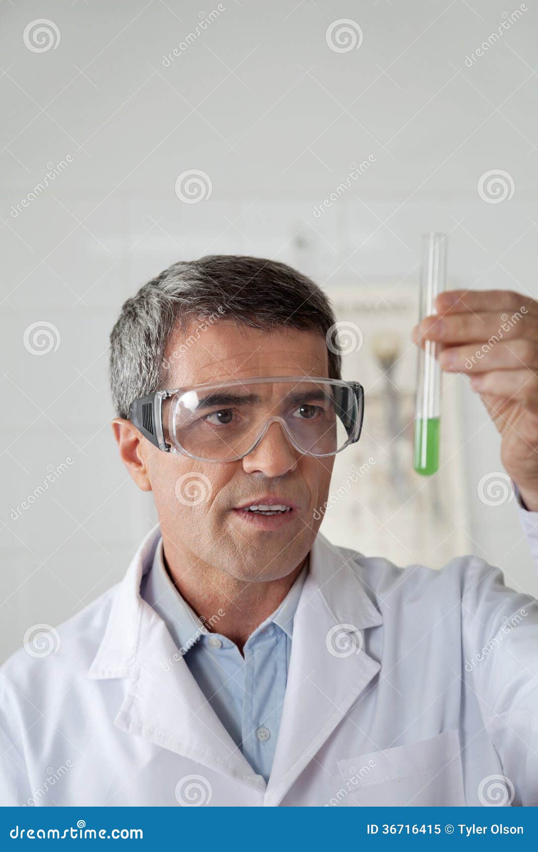 Professeur Analyzing Chemical Solution Dans Le Laboratoire De La ...