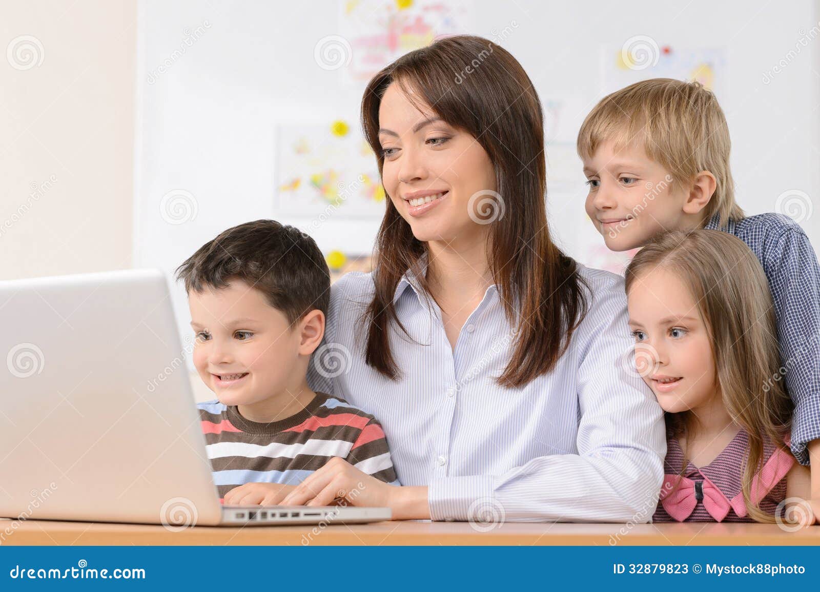 Professeur Avec Des élèves. Image stock - Image of classroom, idées ...