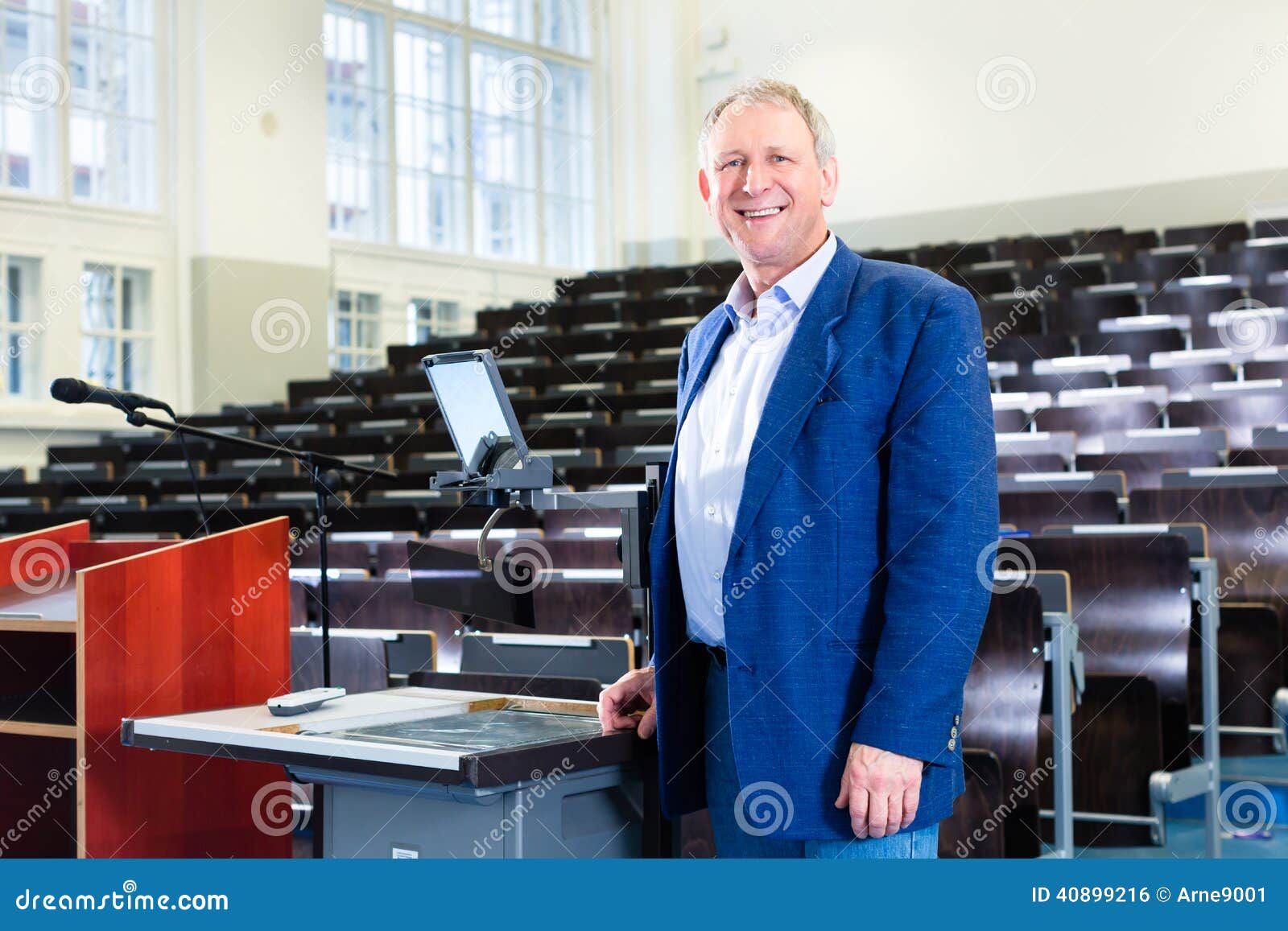 Professeur D'université Dans L'amphithéâtre Photo stock - Image du ...