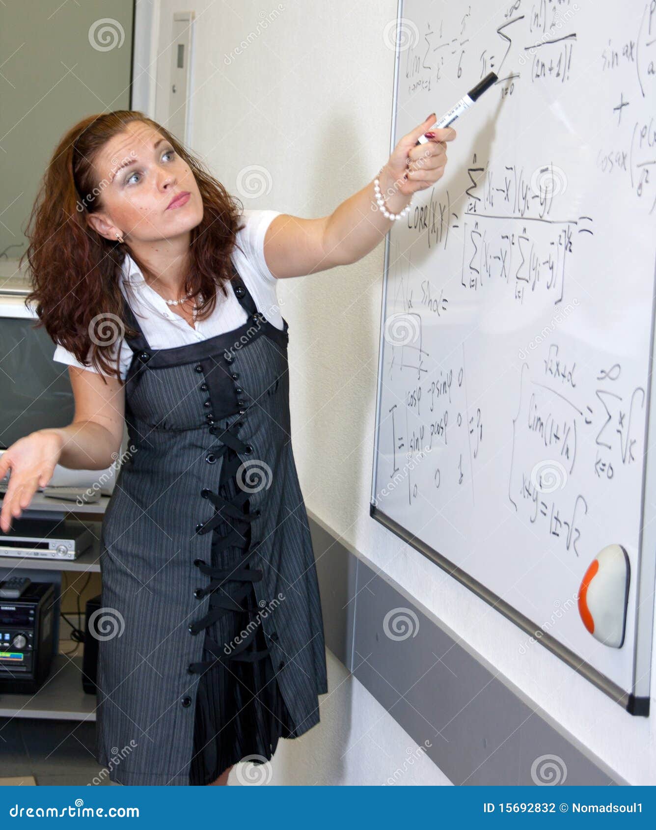 Professeur Dans La Salle De Classe Photo stock - Image du intelligence ...
