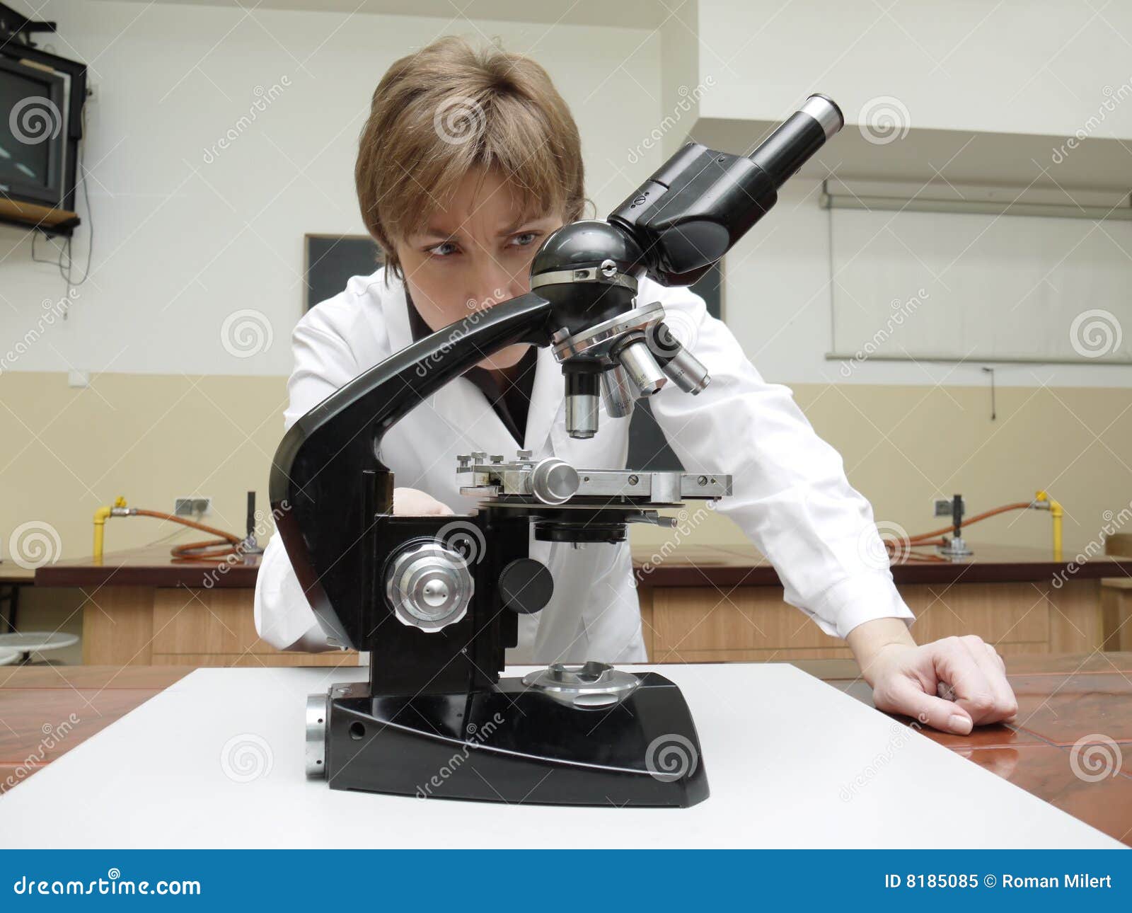Professeur De Chimie Avec Le Microscope Image stock - Image du ...