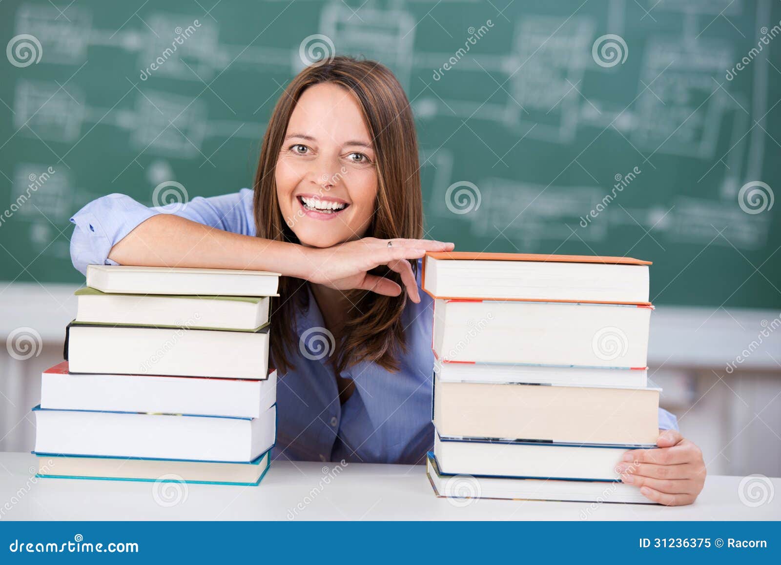 Professeur De Sourire with Two Stack Des Livres Au Bureau Image stock ...