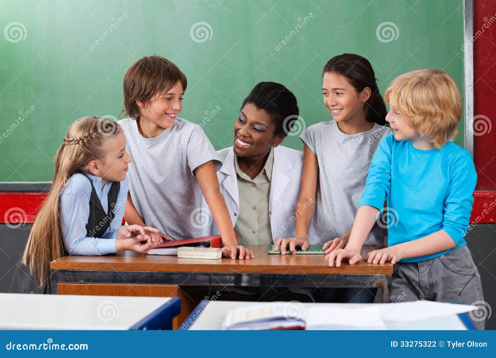 Professeur Heureux with Students Communicating Au Bureau Photo stock ...