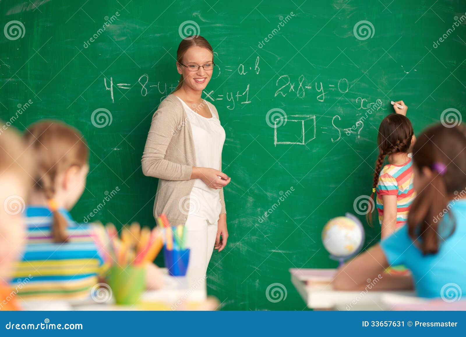 Professeur Par Le Tableau Noir Image stock - Image du diligent ...