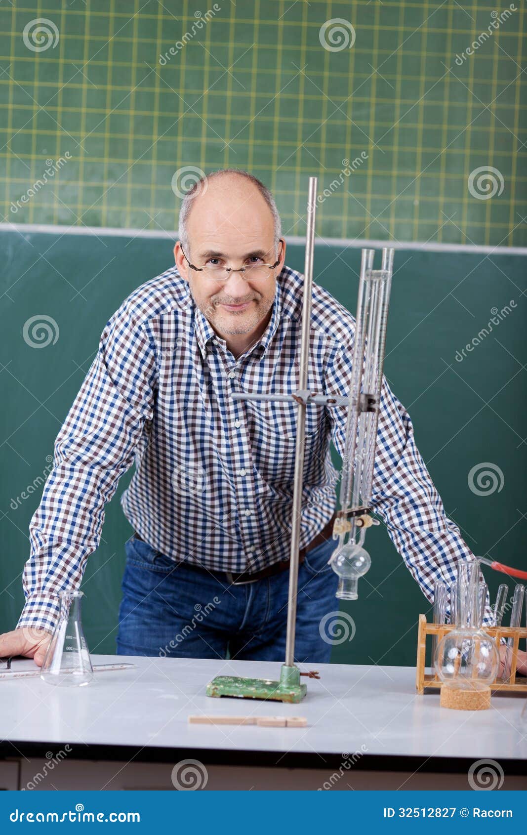Professeur Sûr Leaning on Desk Dans La Classe De La Science Image stock ...