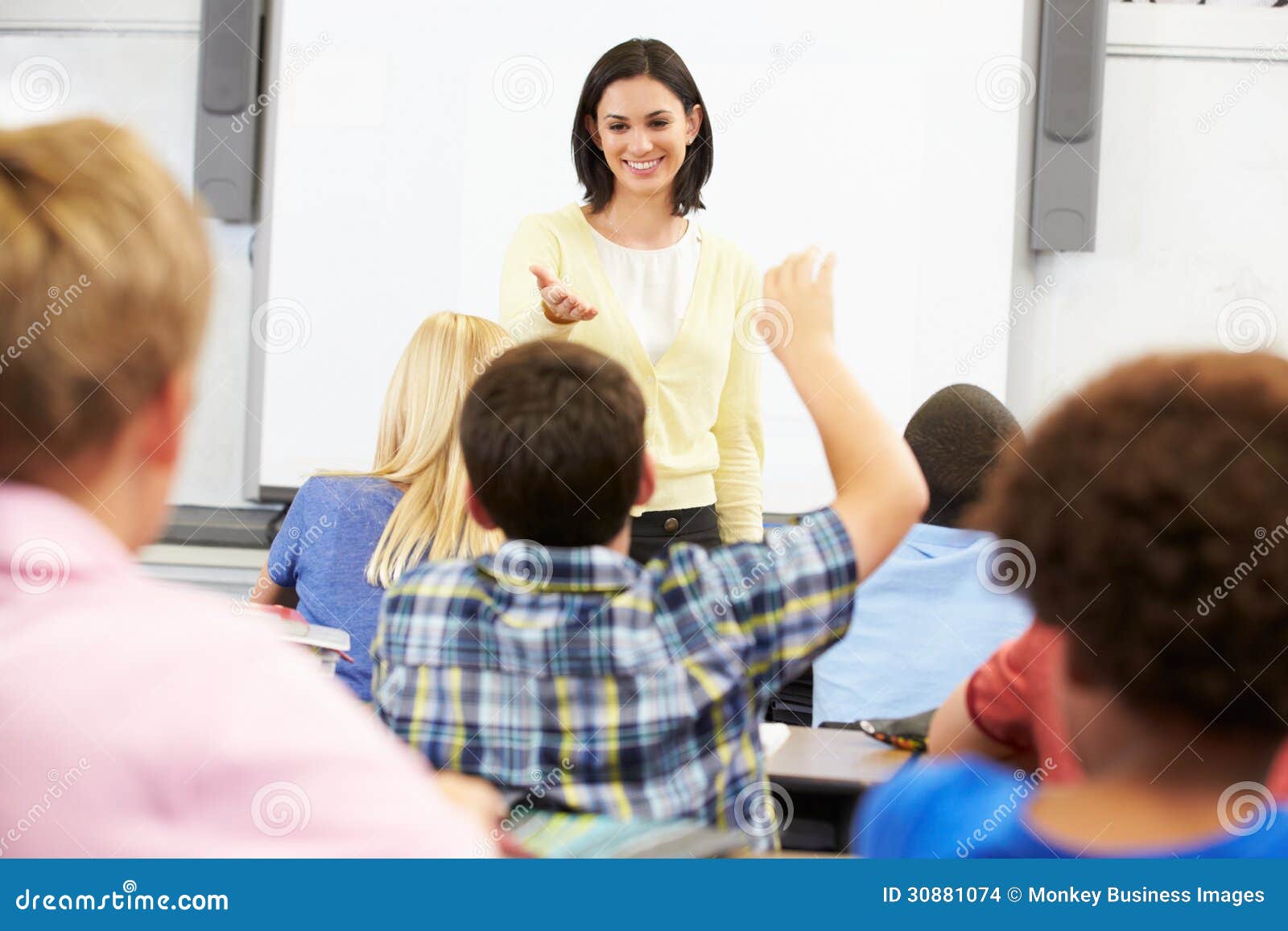 Professeur Standing in Front of Class Asking Question Photo stock ...