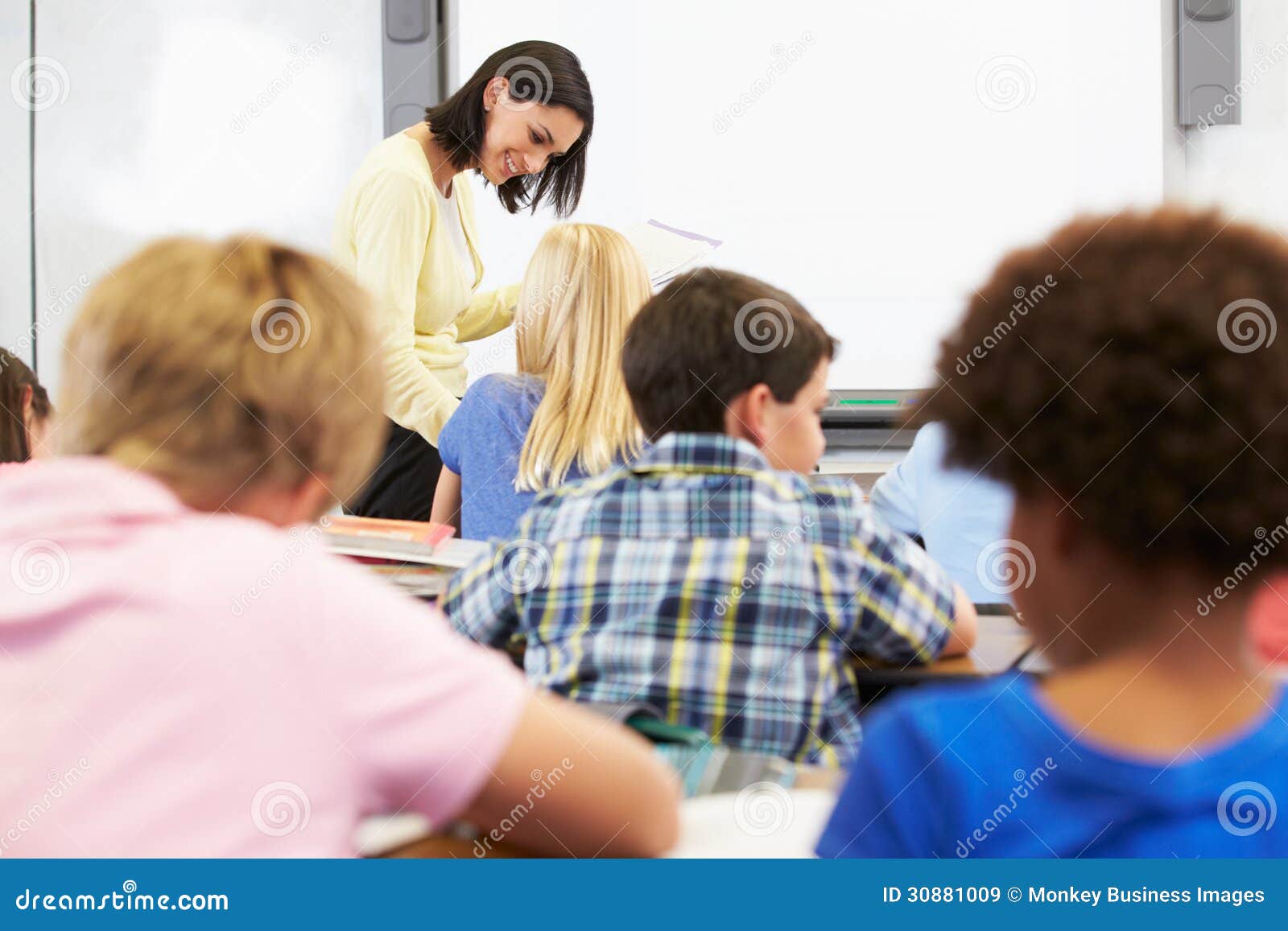 Professeur Standing in Front of Class of Pupils Image stock - Image du ...