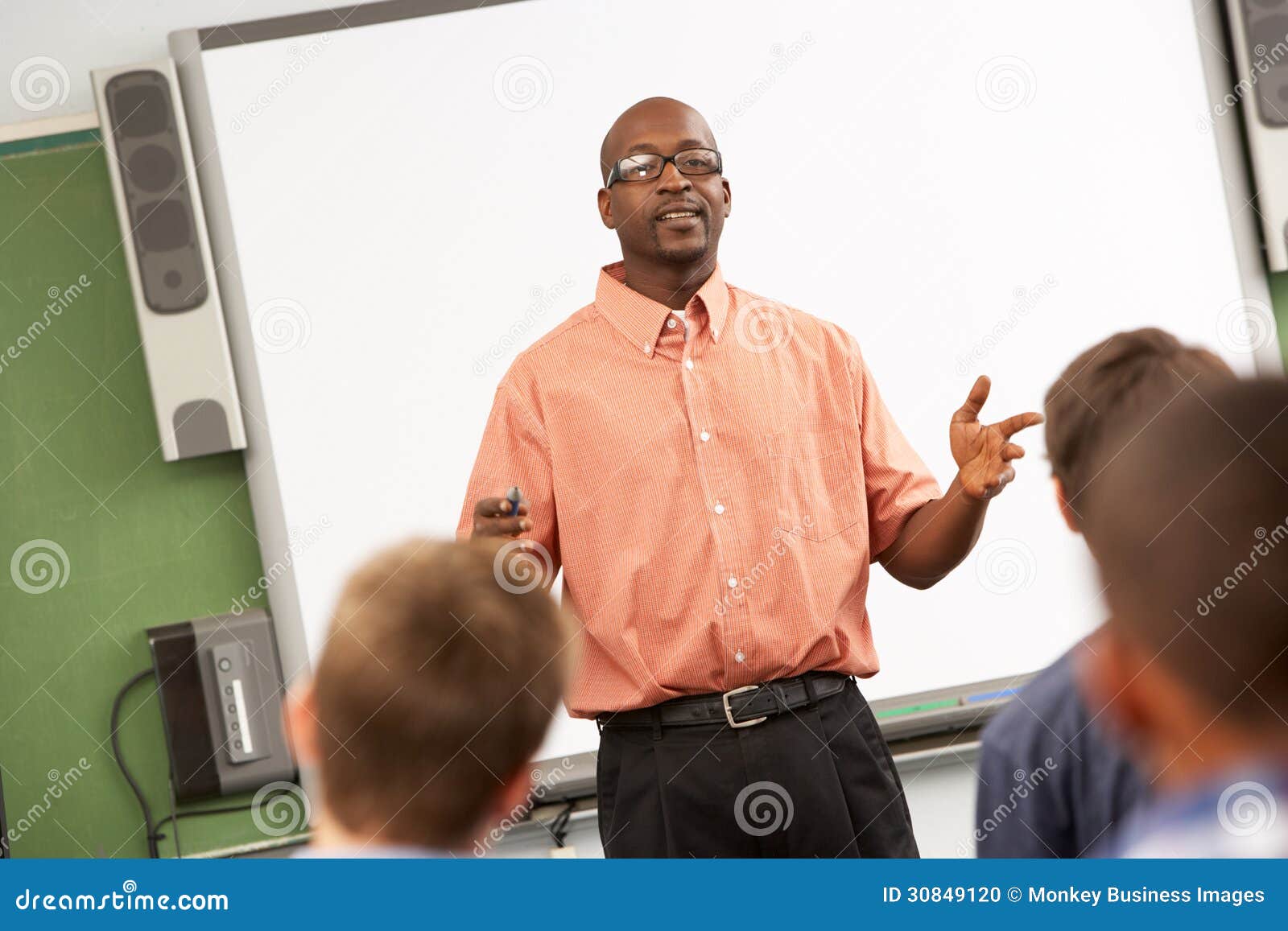 Professeur Talking To Class Se Tenant En Front of Whiteboard Photo ...