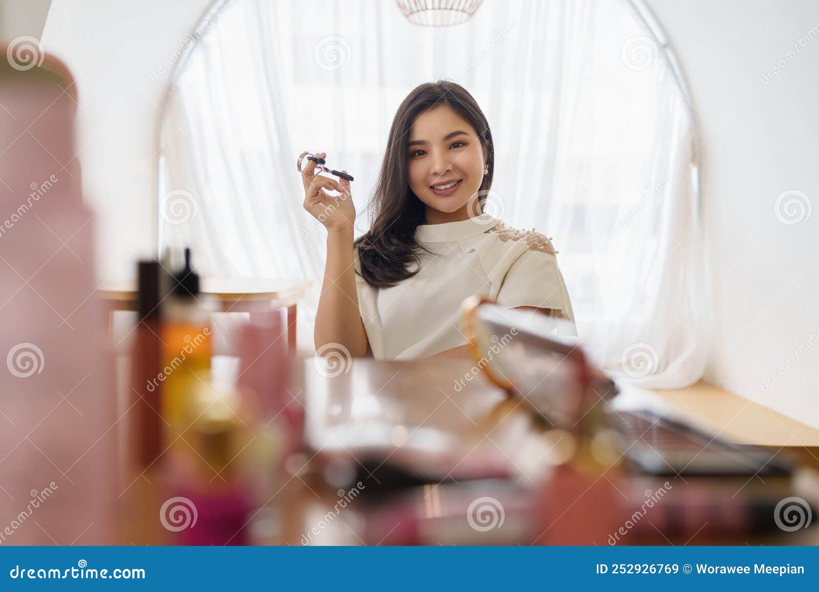 Professional Beauty Make Up Artist Vlogger Live Stream Makeup Tutorial ...