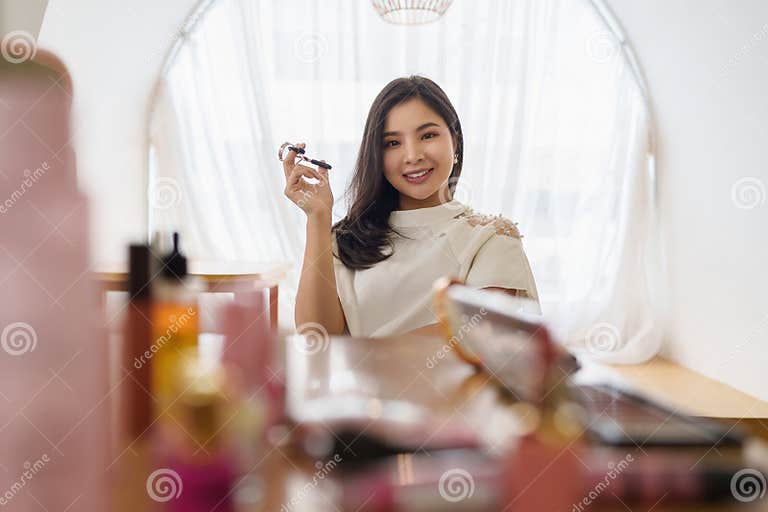 Professional Beauty Make Up Artist Vlogger Live Stream Makeup Tutorial ...