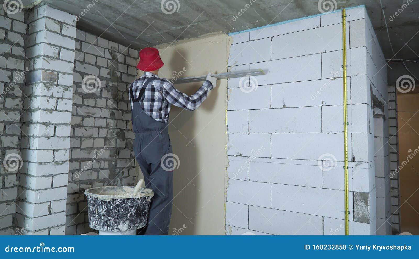 Professional Builder Leveling Stucco on Aerated Concrete Block Wall ...