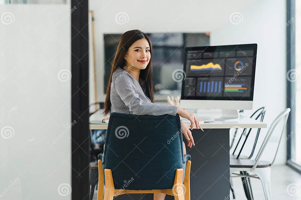 Professional Data Analyst Using Data Visualizations Dashboard on ...