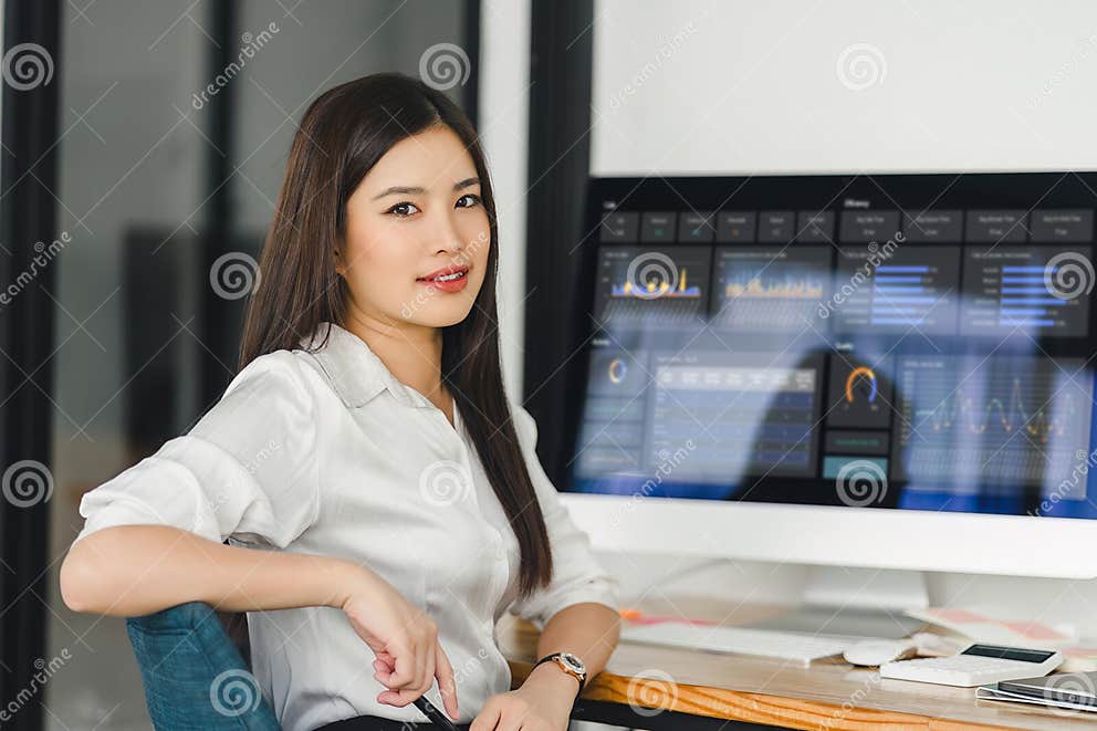 Professional Data Analyst Using Data Visualizations Dashboard on ...