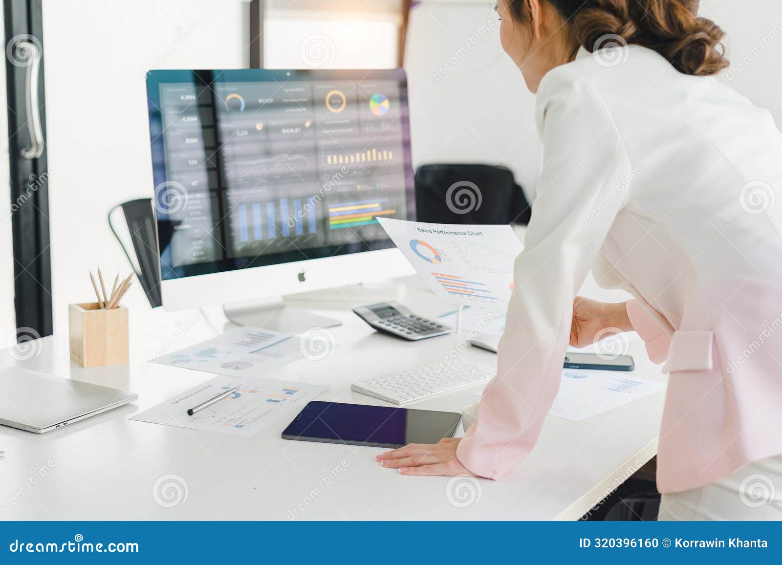 Professional Data Analyst Using Data Visualizations Dashboard on ...