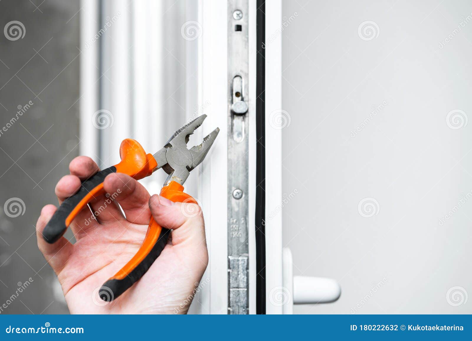 Professional Master for Repair and Installation of Windows, Sets Up a ...