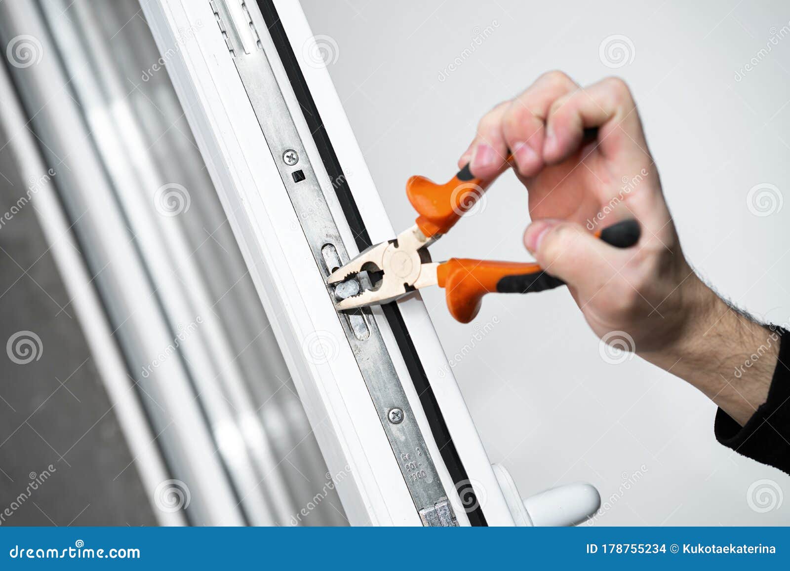 Professional Master for Repair and Installation of Windows, Sets Up a ...