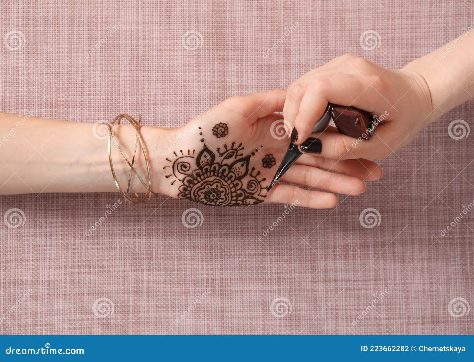 Professional Mehndi Master Making Henna Tattoo at Table, Top View Stock ...