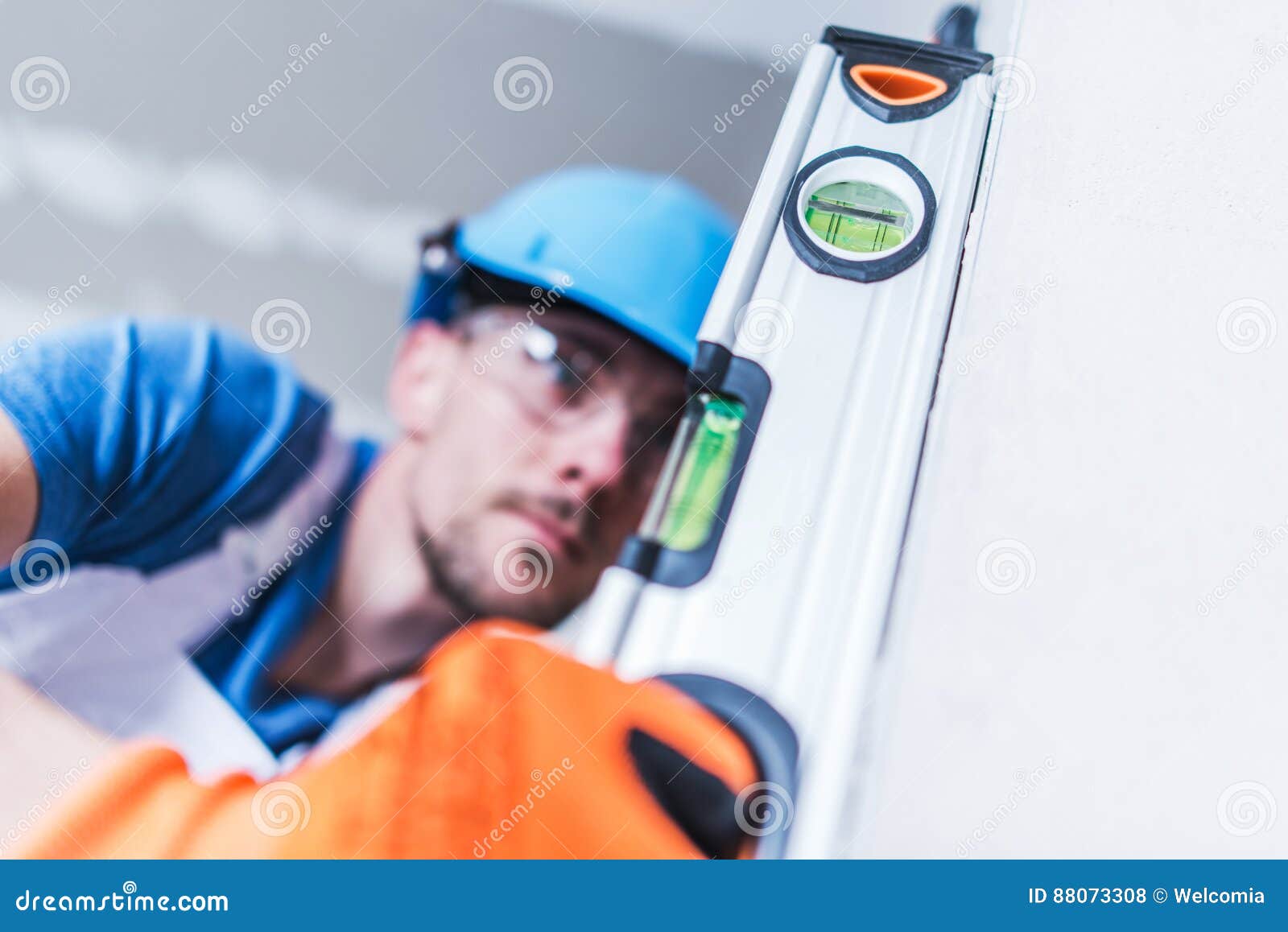 Professionele Bouwvakker stock foto. Image of nivelleren - 88073308