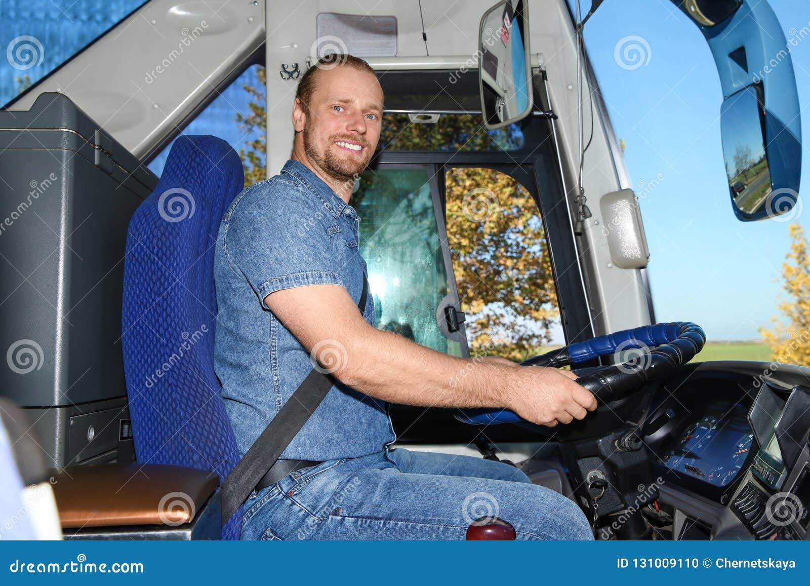 Professionele Buschauffeur Bij Stuurwiel Stock Foto - Image of reis ...