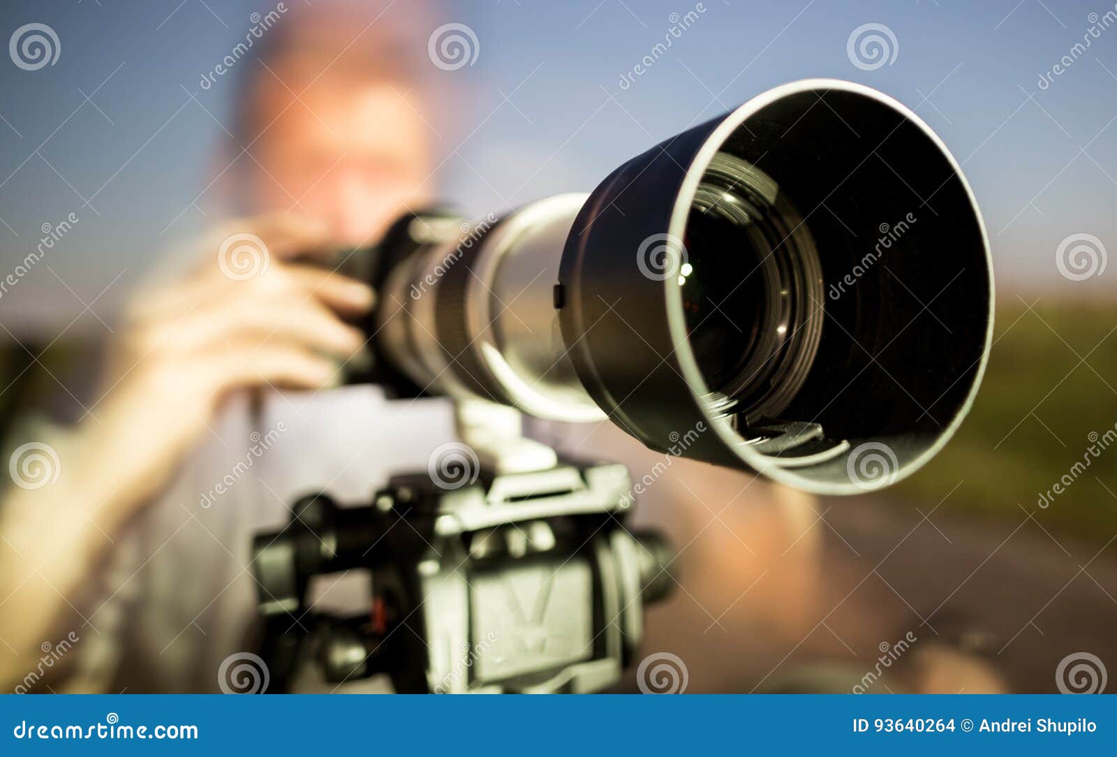 Professionele Camera Onder Het Licht Van De Maan Bij Nacht Stock Foto ...