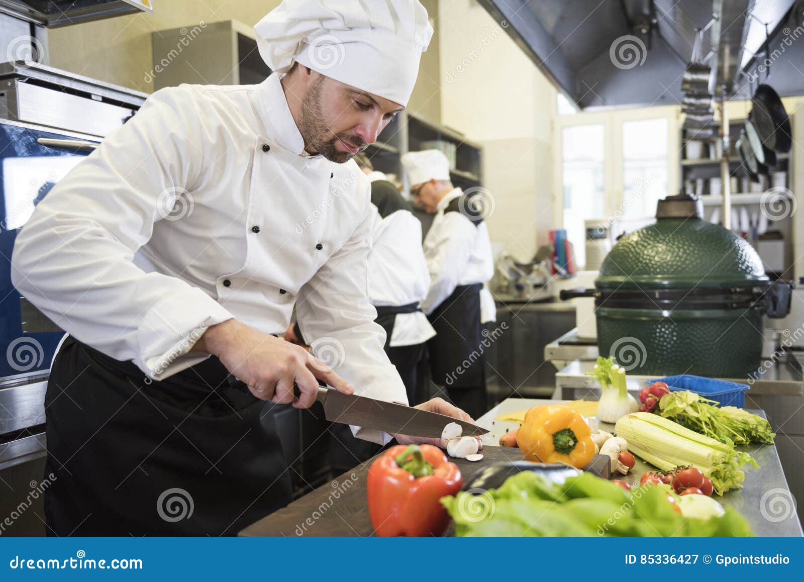 Professionele Chef-kok Op Het Werk Stock Afbeelding - Image of chef ...