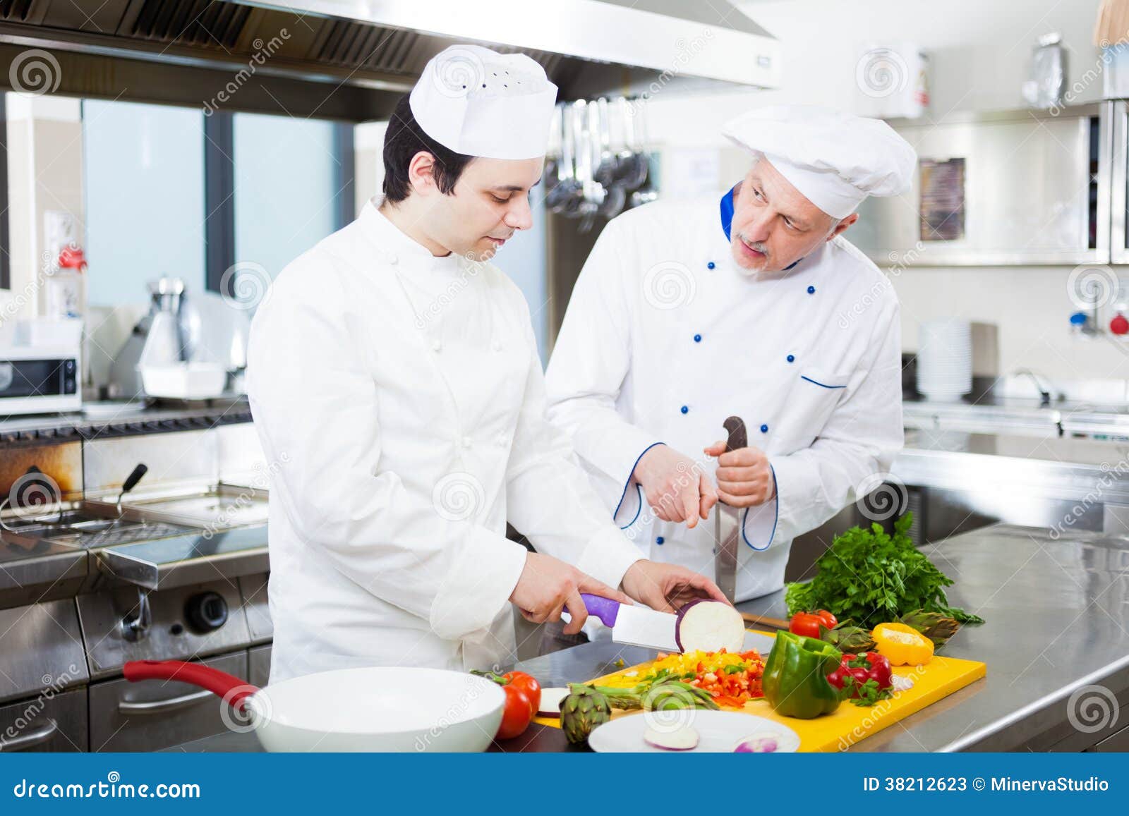 Professionele Chef-koks Op Het Werk Stock Afbeelding - Image of koken ...