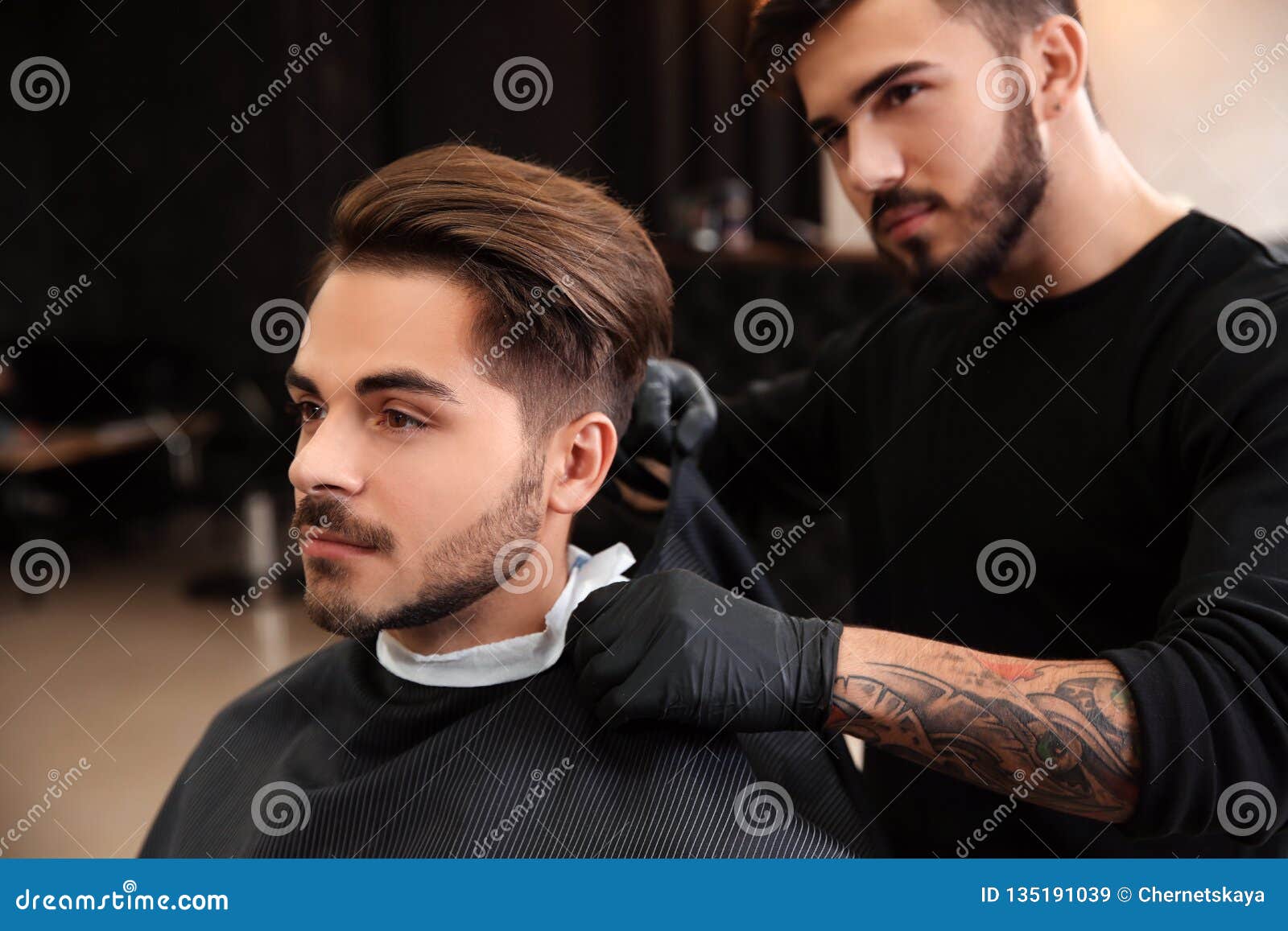 Professionele Kapper Die Cliënt Voor Het Scheren Voorbereiden Stock ...