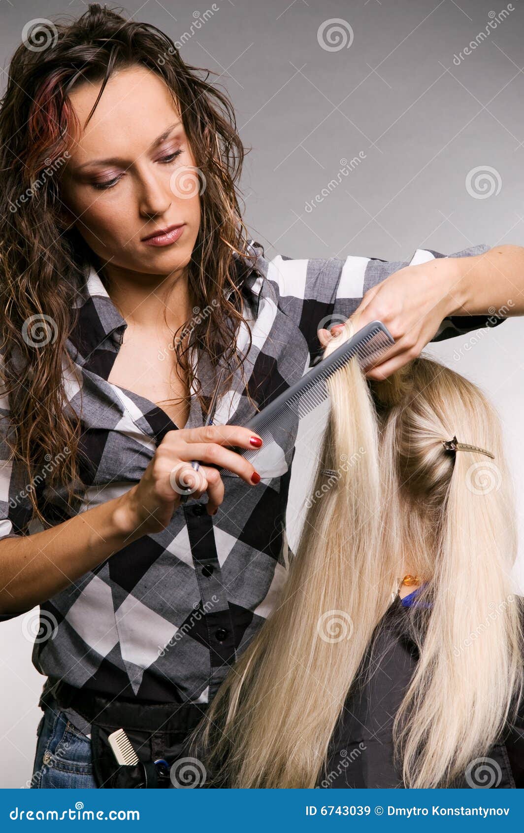 Professionele Kapper Die Kapsel Doet Stock Afbeelding - Image of zorg ...