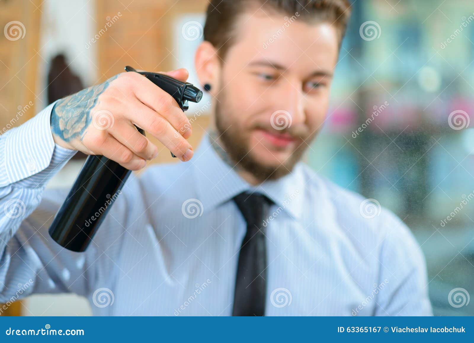 Professionele Kapper Die Kapsel Maken Stock Afbeelding - Image of ...