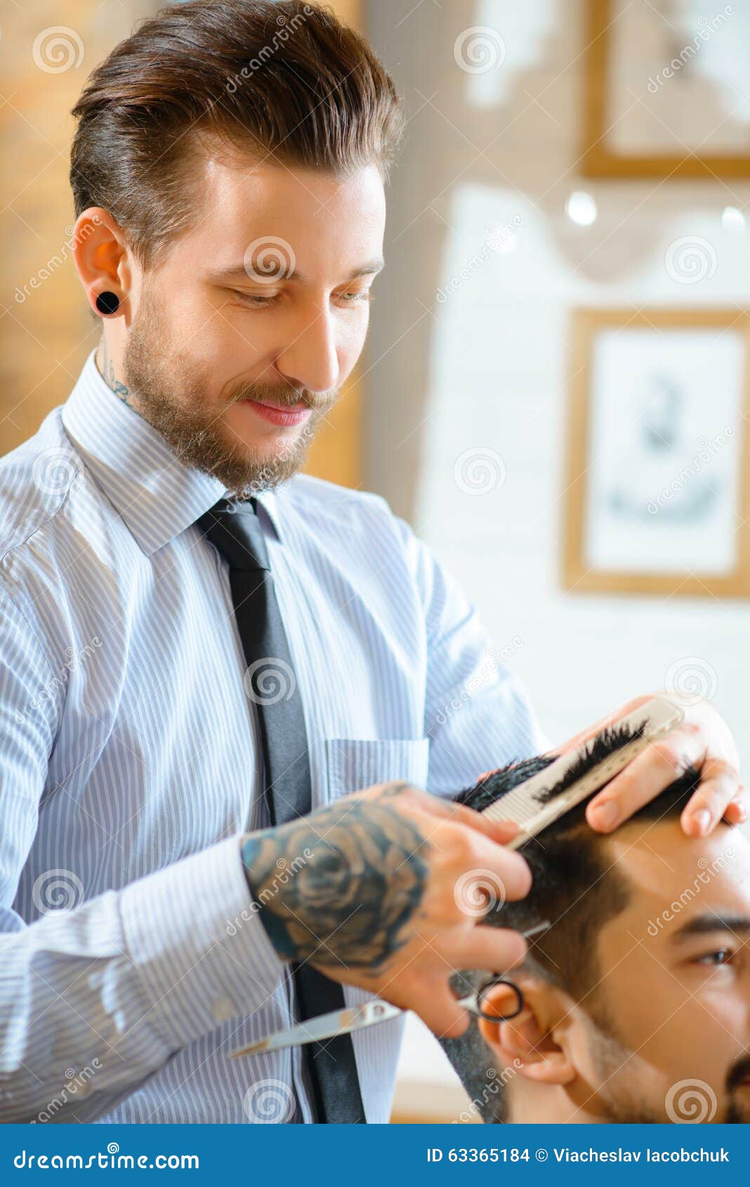 Professionele Kapper Die Kapsel Maken Stock Foto - Image of baard ...