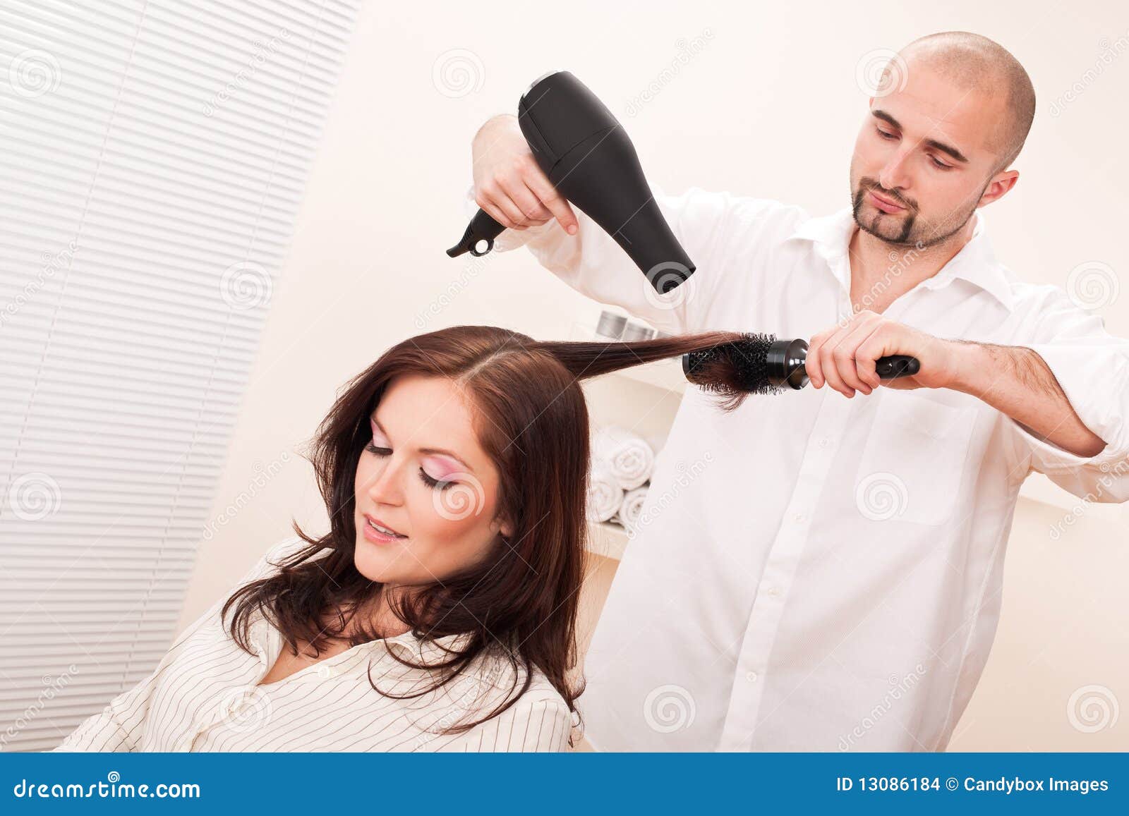 Professionele Kapper Met Droogkap Stock Foto - Image of spiegel ...