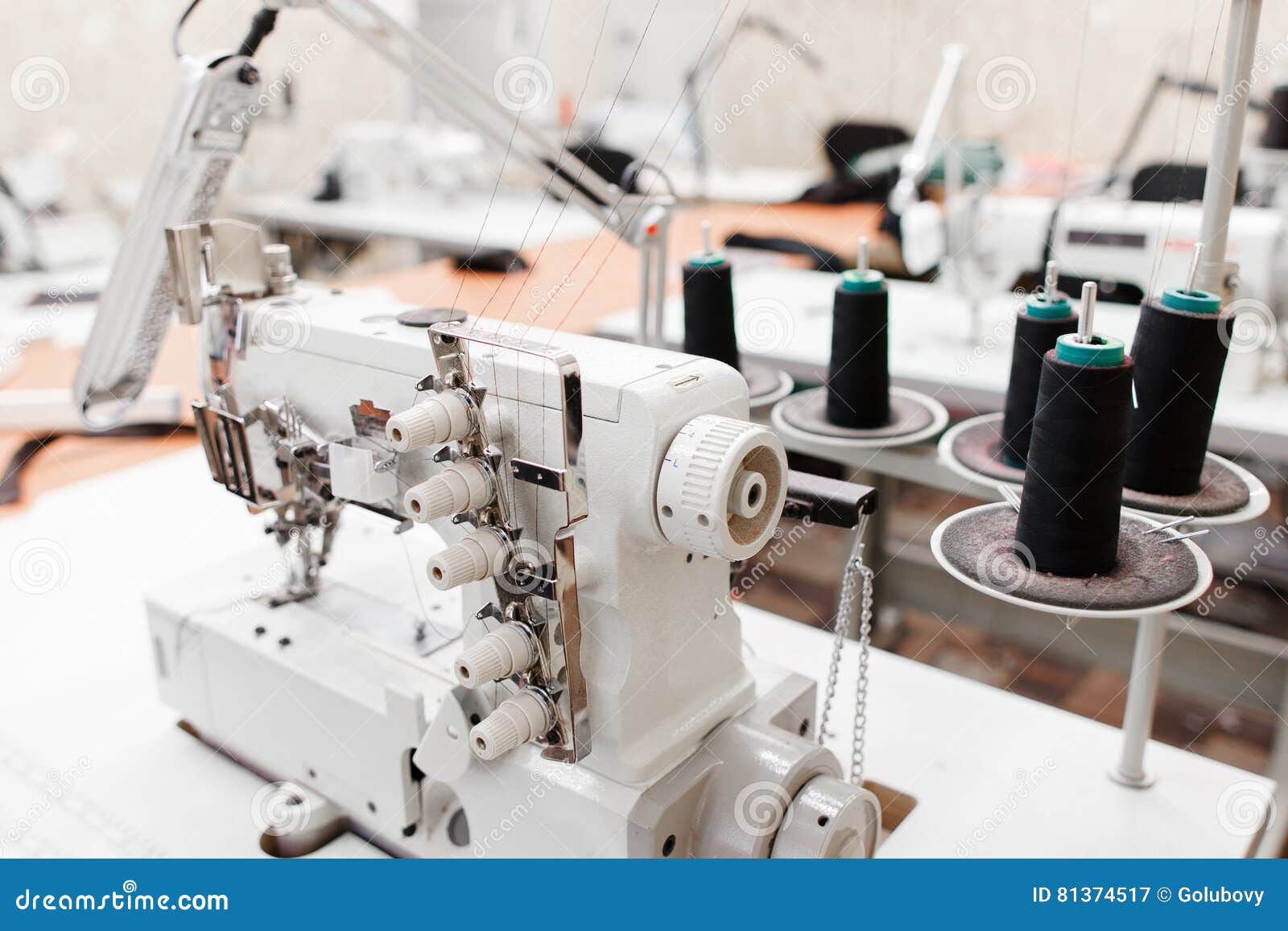 Professionele Overlock Naaimachine in Workshop Stock Afbeelding - Image ...