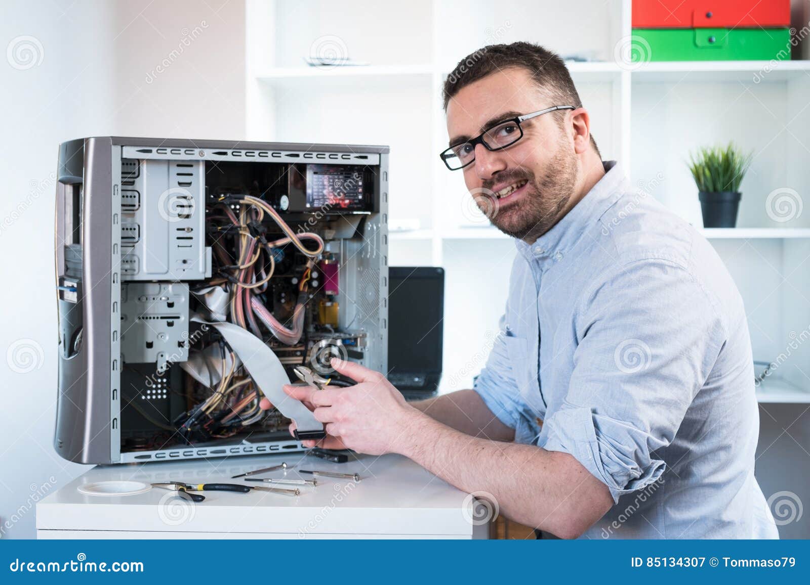 Professioneller, Die Computer Repariert Stockbild - Bild von reparieren ...