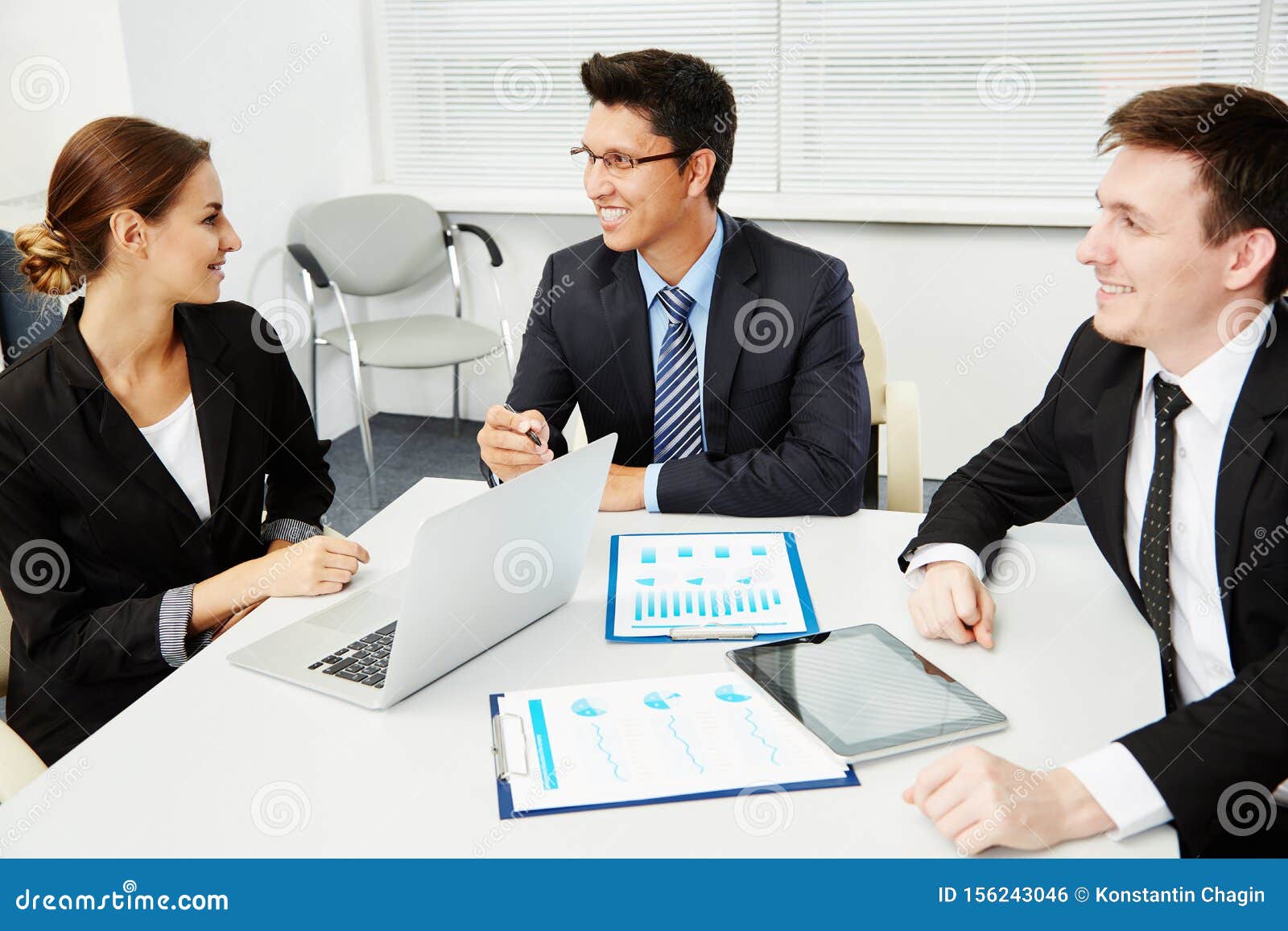 Professionnels Travaillant Avec Un Ordinateur Portable Photo stock ...