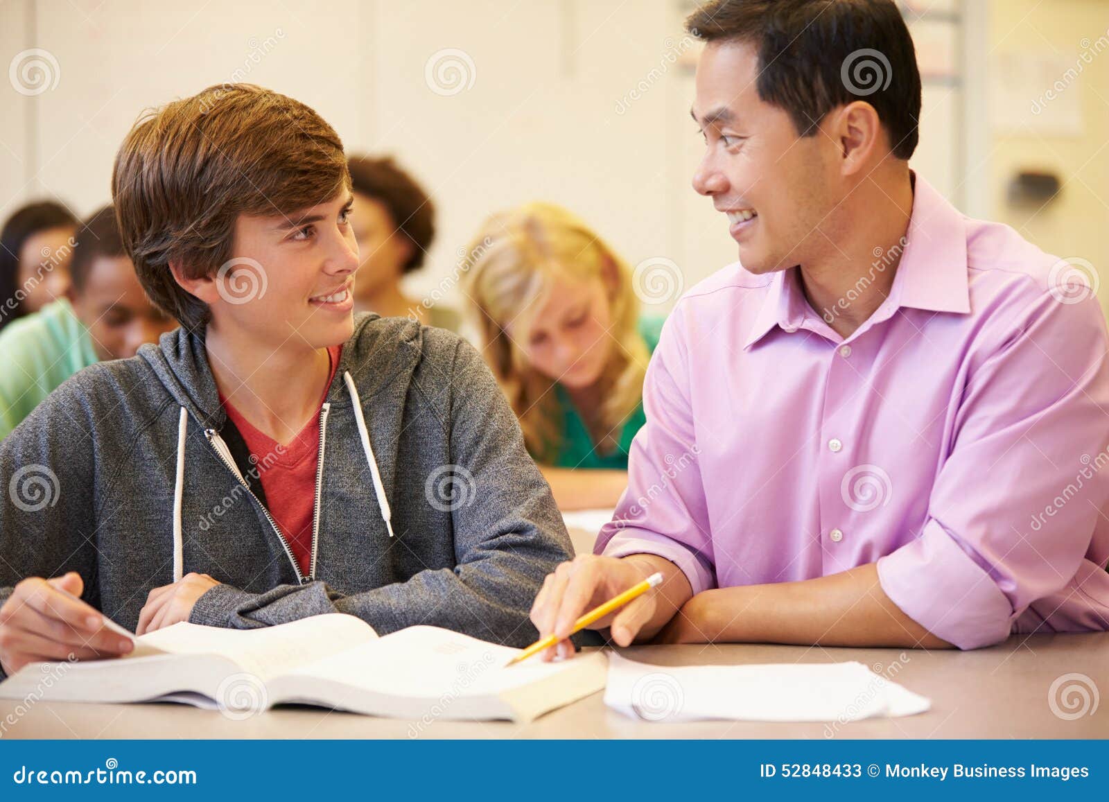 Professor Alto Helping Student with Escrito O Trabalho Imagem de Stock ...