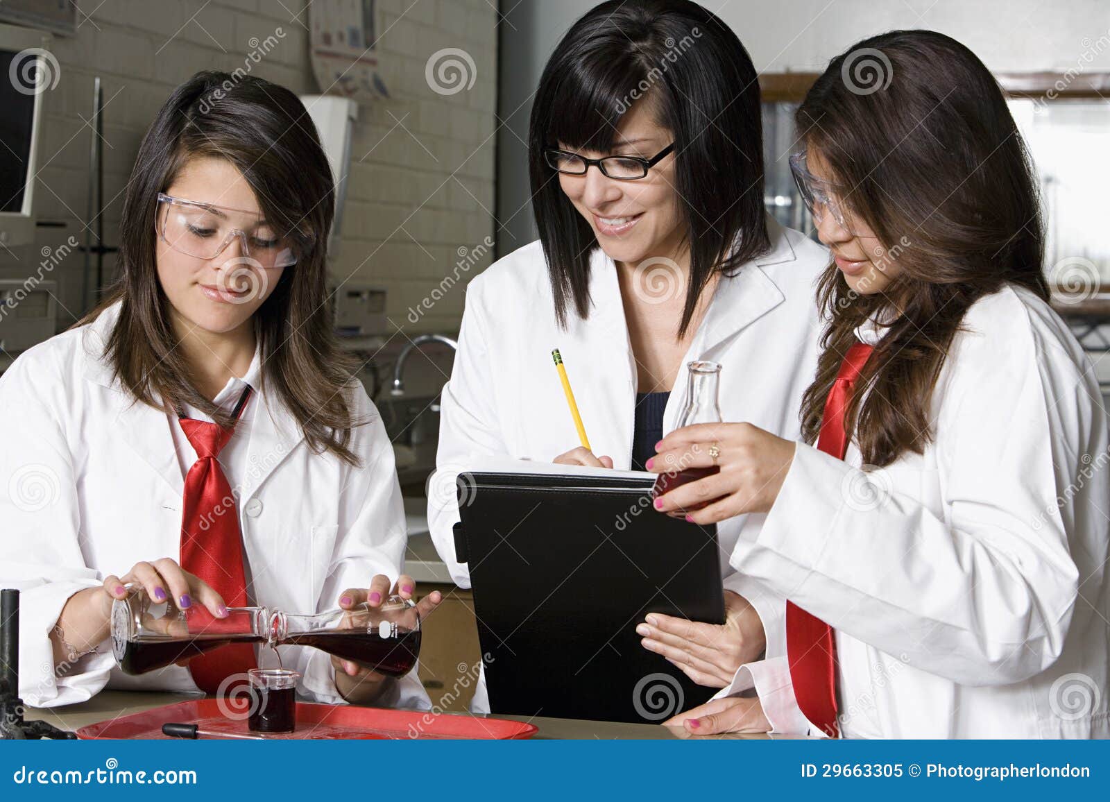 Professor Assisting Students in Chemielaboratorium Stock Afbeelding ...
