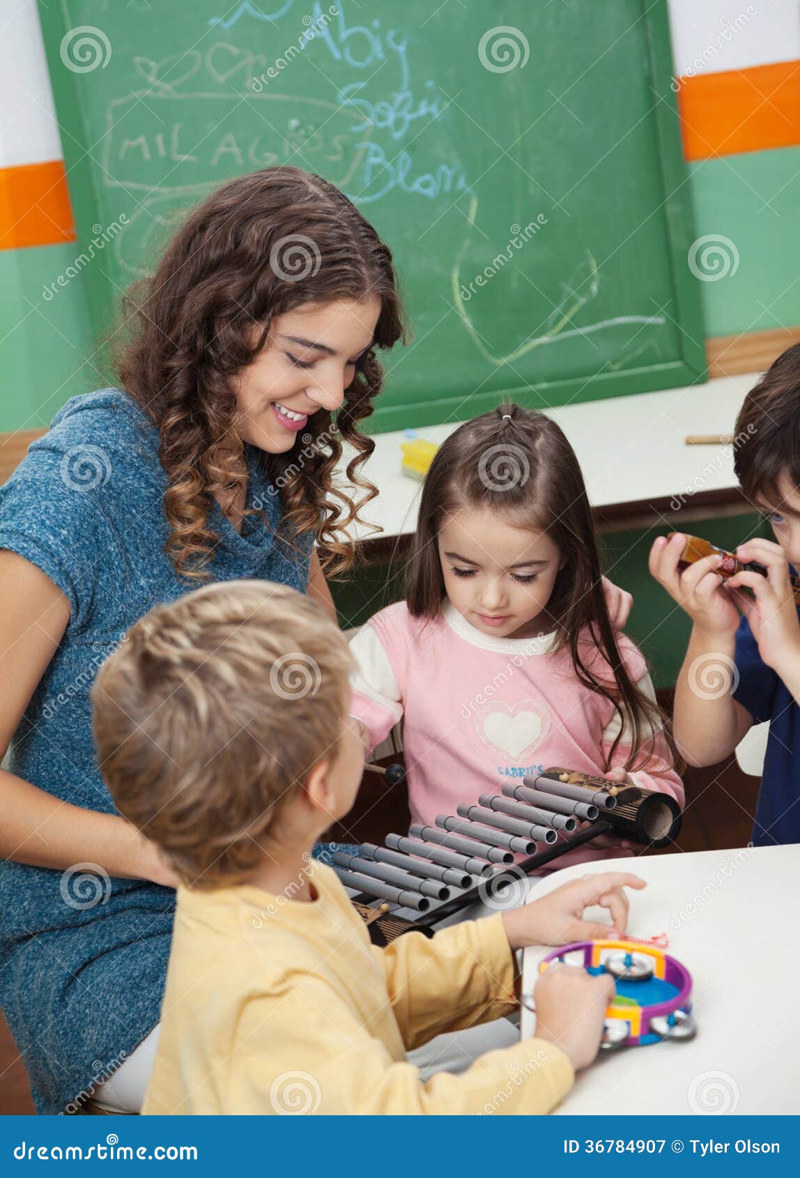 Professor and Children Playing Com Xilofone Dentro Imagem de Stock ...