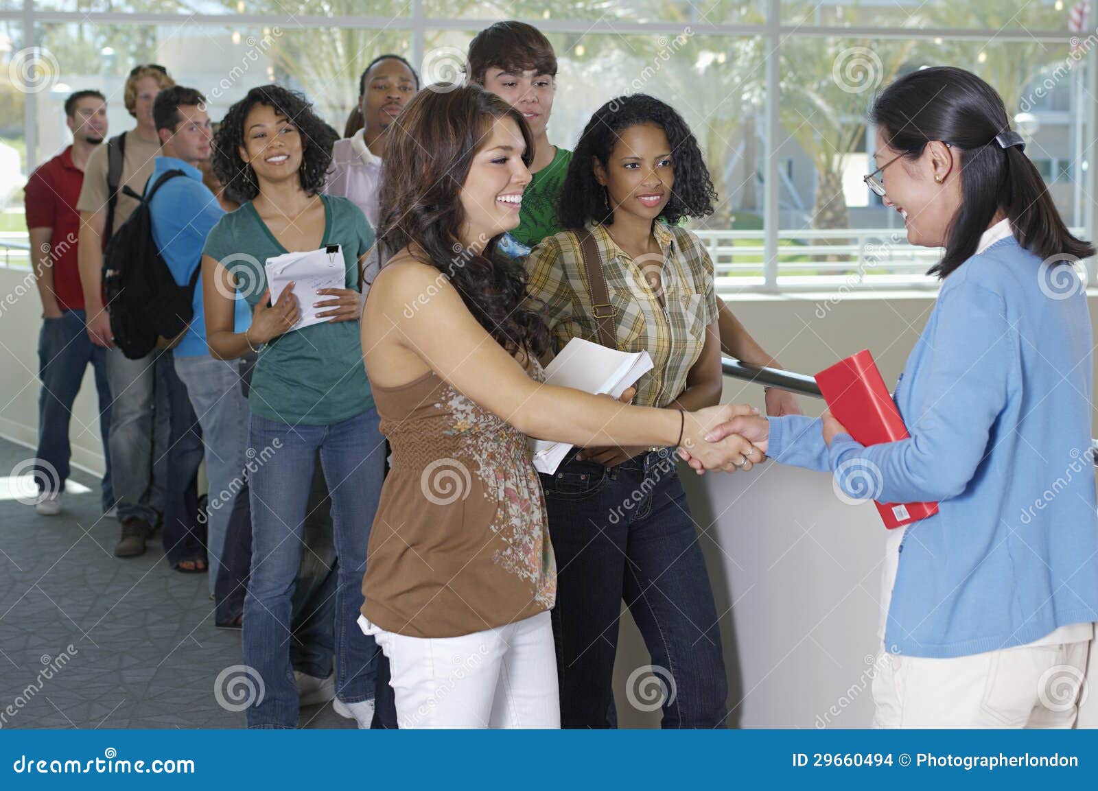 Professor De Shaking Hands with Do Estudante Foto de Stock - Imagem de ...