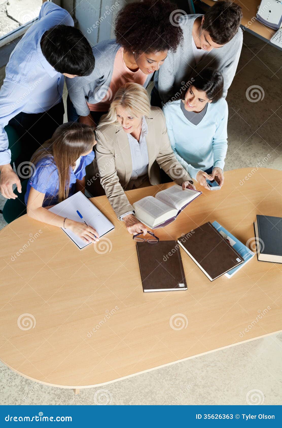 Professor Discussing with Students Na Mesa Dentro Imagem de Stock ...