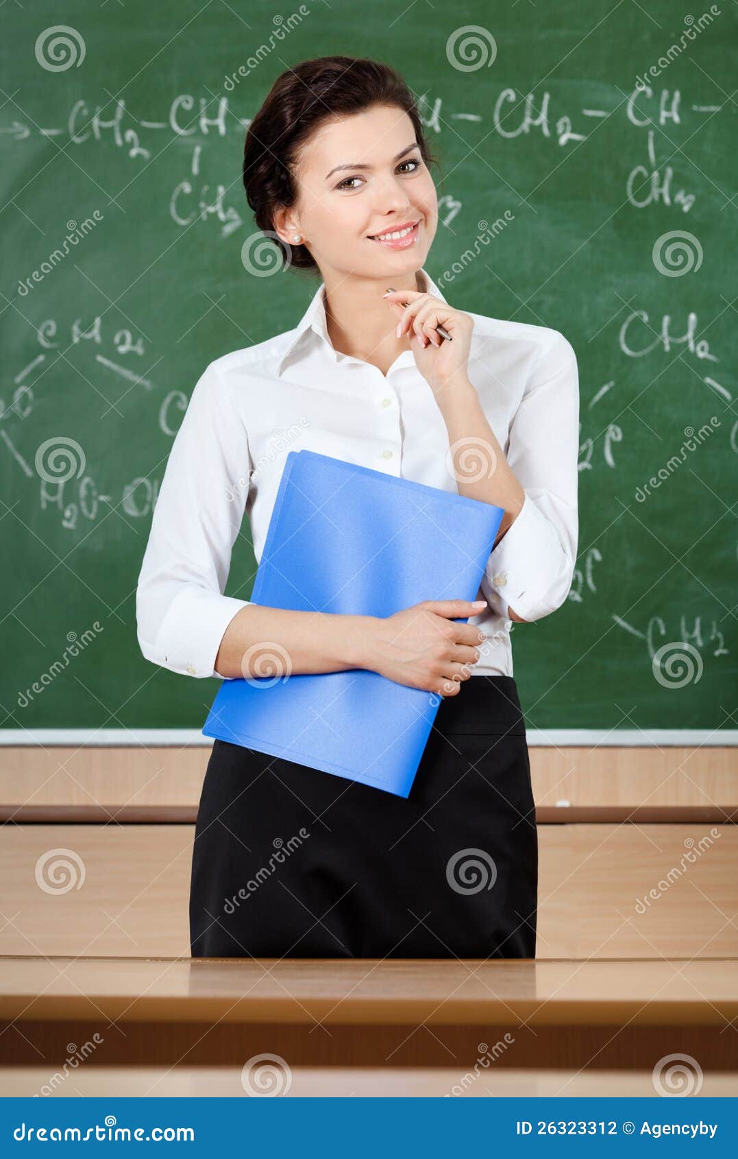Professor Do Smiley No Quadro-negro Foto de Stock - Imagem de ...