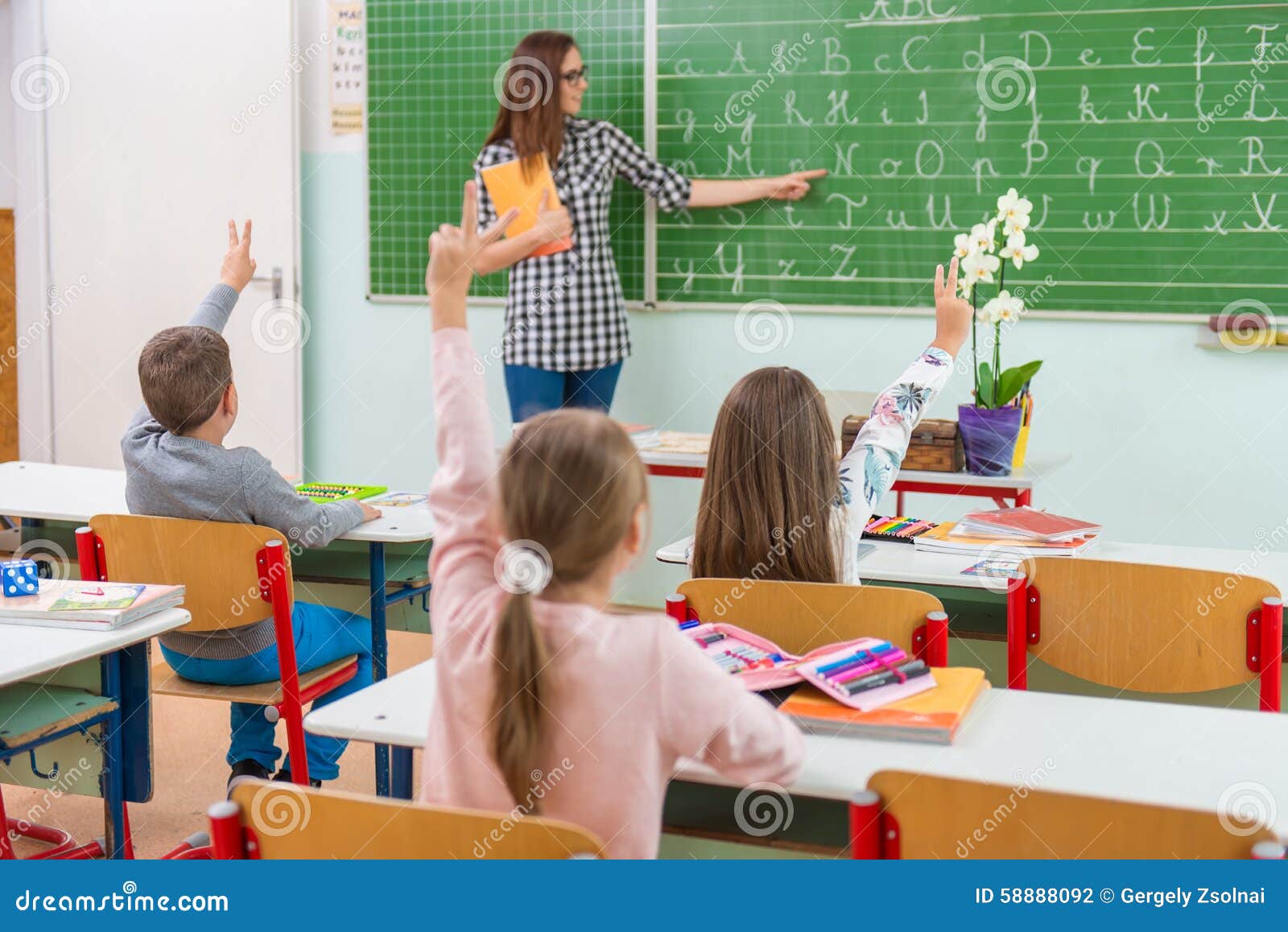 Professor E Estudantes Na Sala De Aula: Ensino Foto de Stock - Imagem ...