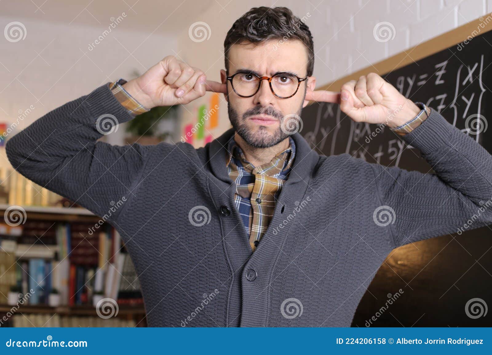 Professor Estressado Bloqueando Orelhas Na Sala De Aula Foto de Stock ...