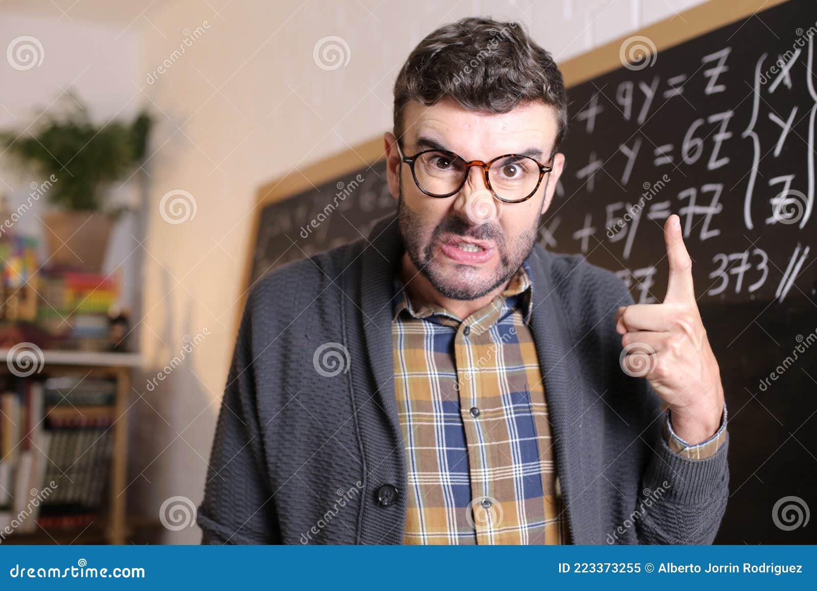 Professor Furioso Apontando Com Dedo Na Sala De Aula Imagem de Stock ...