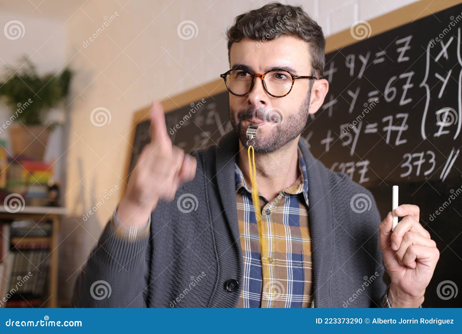 Professor Furioso Assobiando E Apontando Com O Dedo Foto de Stock ...