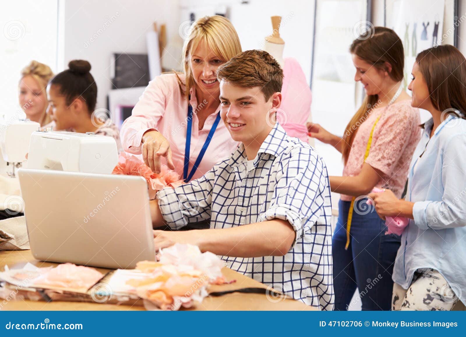 Professor Helping College Students Que Estuda a Forma E O Projeto Foto ...