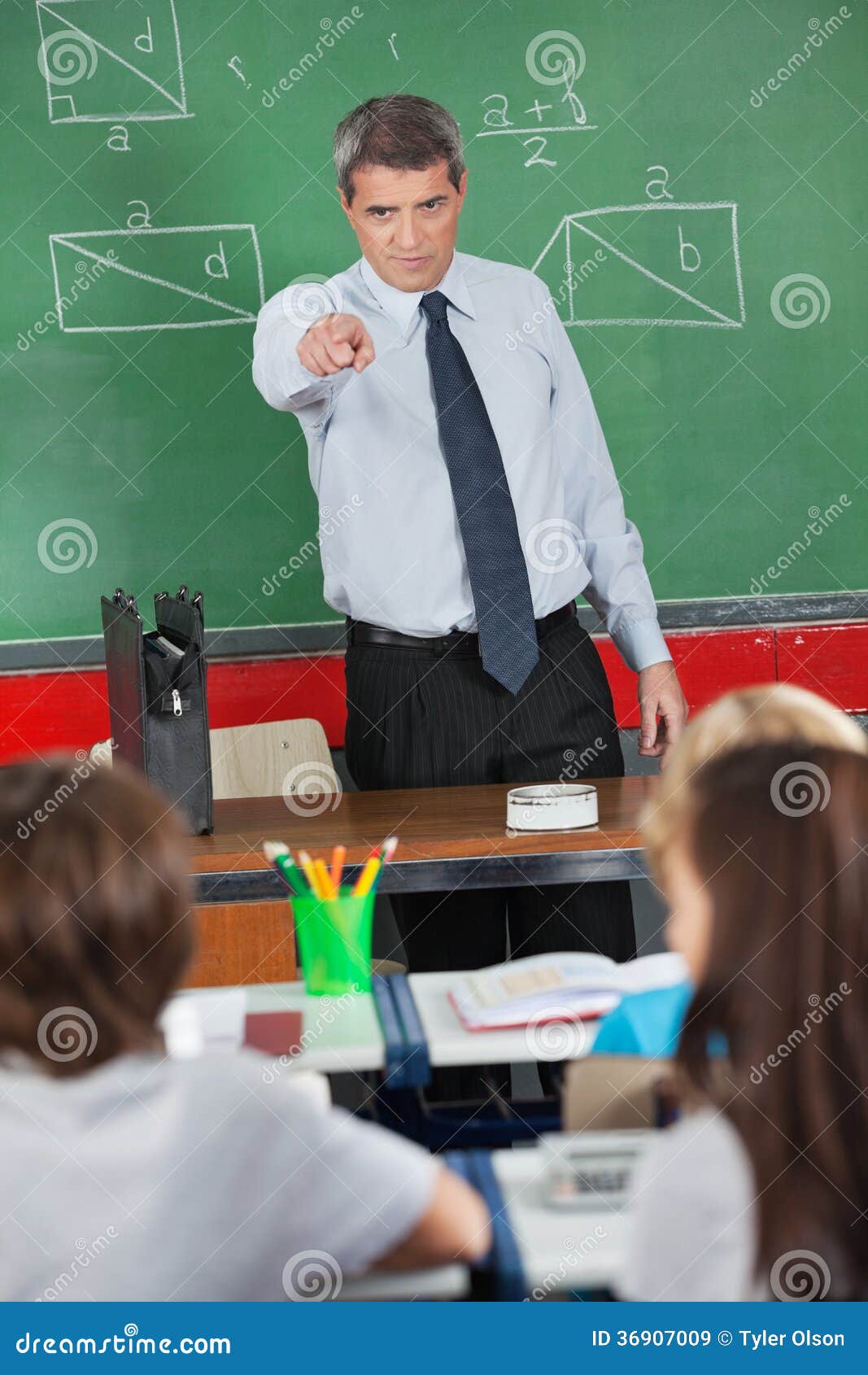 Professor Irritado Pointing at Schoolboy Na Sala De Aula Imagem de ...