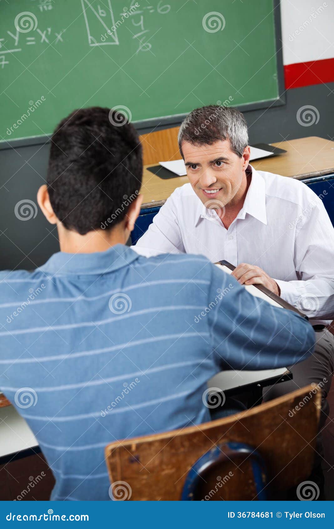 Professor Looking at Male Middelbare Schoolstudent Stock Afbeelding ...