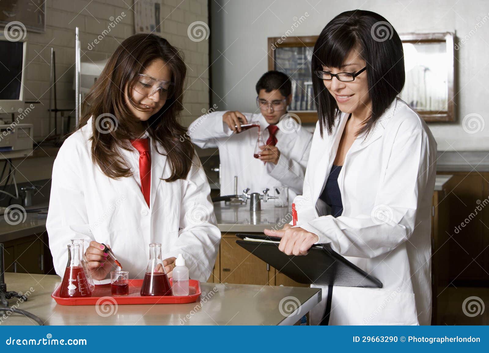 Professor Mit Studenten Im Highschool Wissenschafts-Labor Stockfoto ...